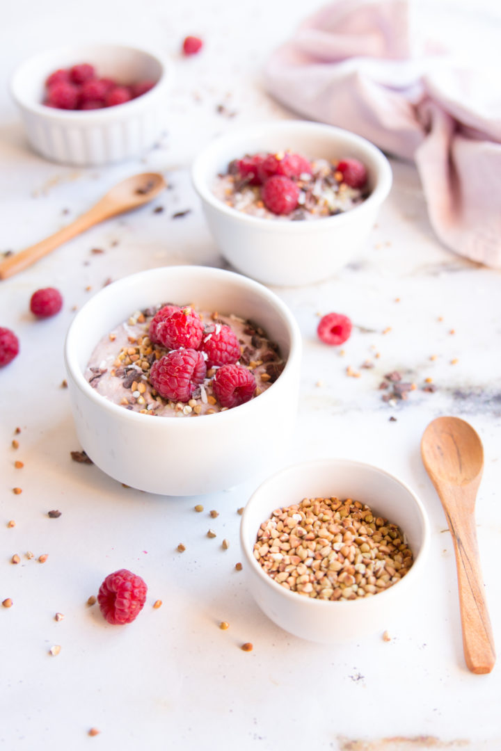 Buchweizen-Porridge mit frischen Früchten und gerösteten ...